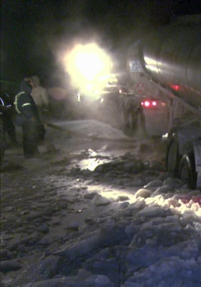 Watch Ice Road Truckers S01:E06 - Driving on Thin Ice - Free TV Shows ...