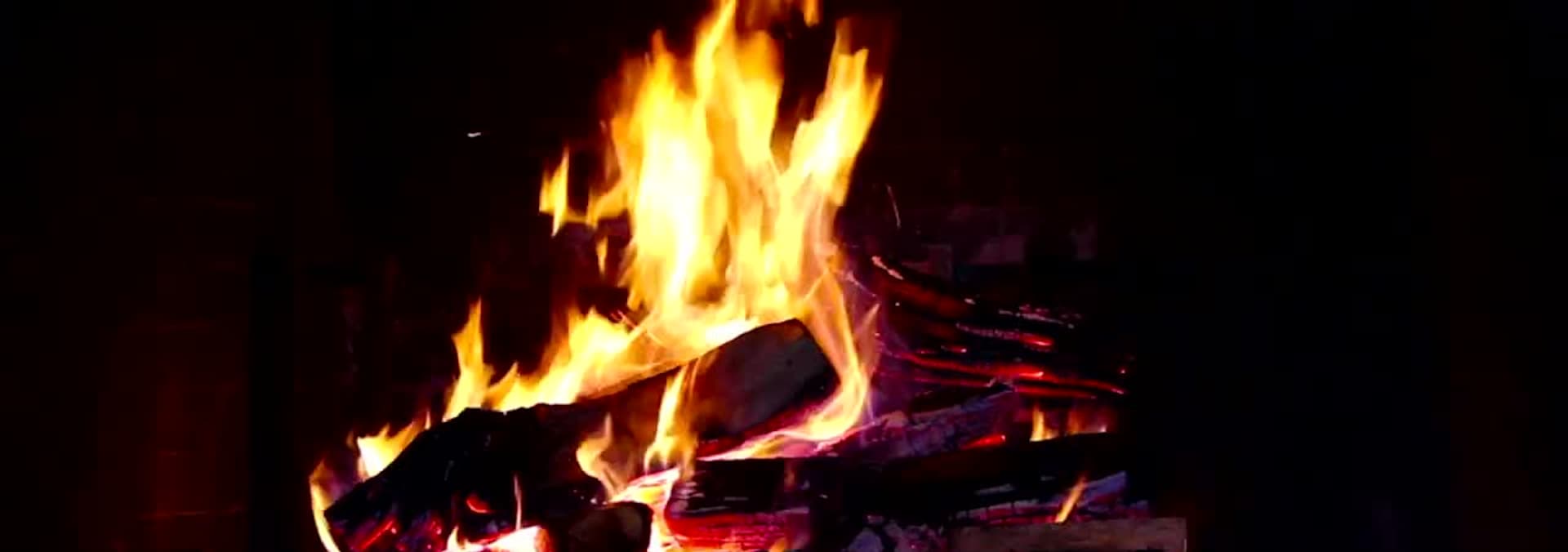 Watch Fireplace Lounge S02:E202 - Happy Holidays Fireplace - Free TV ...