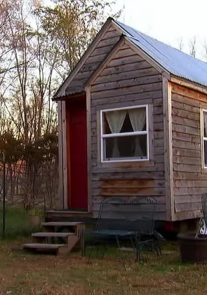 Watch Tiny House Hunters S03:E05 - Going Tiny to Tra - Free TV Shows | Tubi