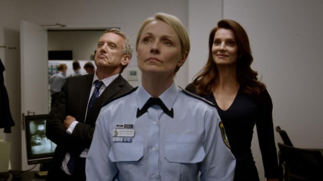 Watch Rake S04:E01 - Episode 1 - Free TV Shows | Tubi