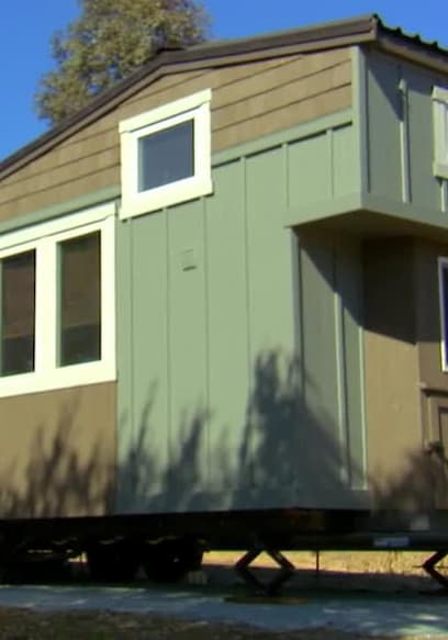 Watch Tiny House Hunters S04:E08 - Freedom in Going Tiny - Free TV ...
