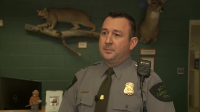 Watch Wardens S09:E03 - Serving Warrants and Ice Fishing - Free TV ...