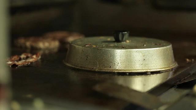 Watch Burger Land S01:E13 - Windy City Burgers - Free TV Shows | Tubi