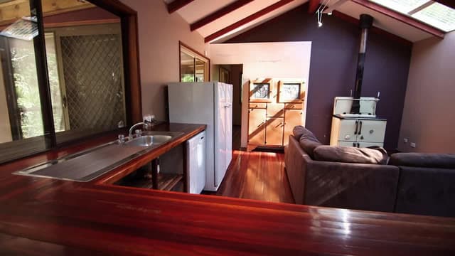 Watch Tiny House World S01:E04 - Small and Sustainable in Kin Kin ...