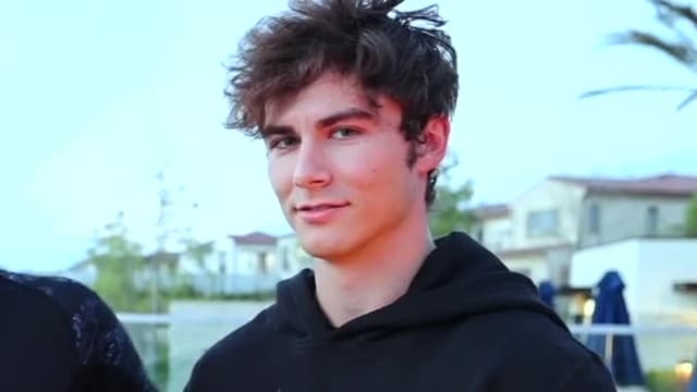 Watch Stokes Twins S01:E07 - Last to Leave Pool - Free TV Shows | Tubi