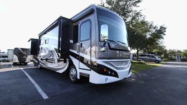 Watch Big Time RV S02:E08 - A Throne Fit for a King - Free TV Shows | Tubi