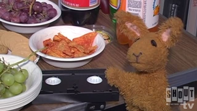 Watch The Greg the Bunny Tapes S01:E01 - Monster Puppets / Repo Man ...