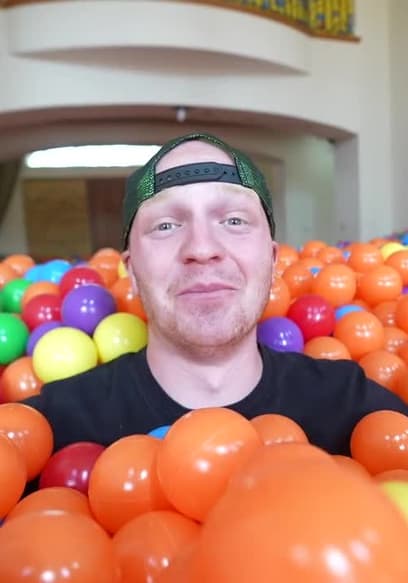 Watch Unspeakable S11:E07 - Destroying World's Strongest Minecraft Pig ...