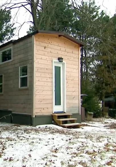 Watch Tiny House Hunters S03:E15 - New Parents Go Ti - Free TV Shows | Tubi