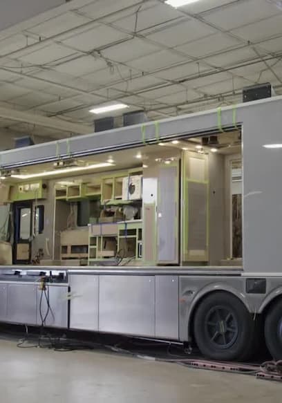 Watch Extreme RVs S05:E01 - Fit for a King - Free TV Shows | Tubi