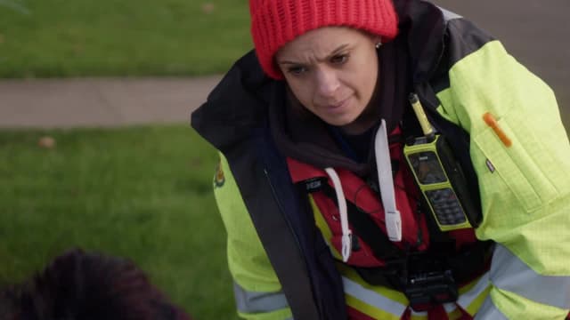 Watch Ambulance: Code Red S01:E08 - Episode 8 - Free TV Shows | Tubi