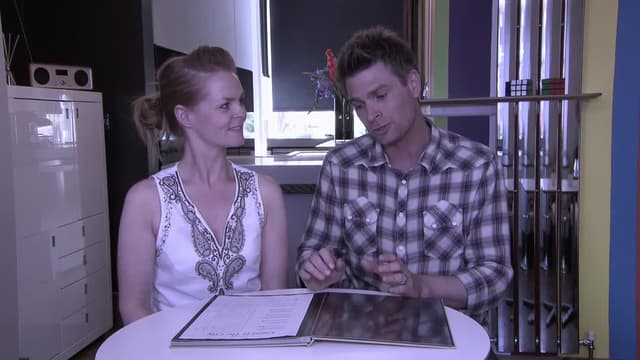 Watch Four in a Bed S02:E53 - Geanna Hotelboat - Free TV Shows | Tubi