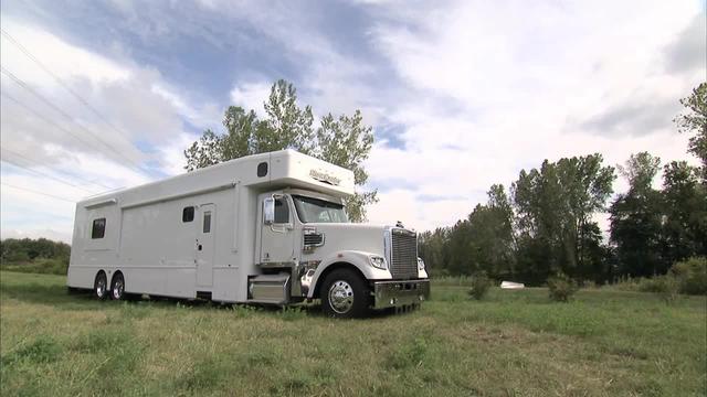 Watch Extreme RVs S01:E01 - On-Set Double Decker - Free TV Shows | Tubi