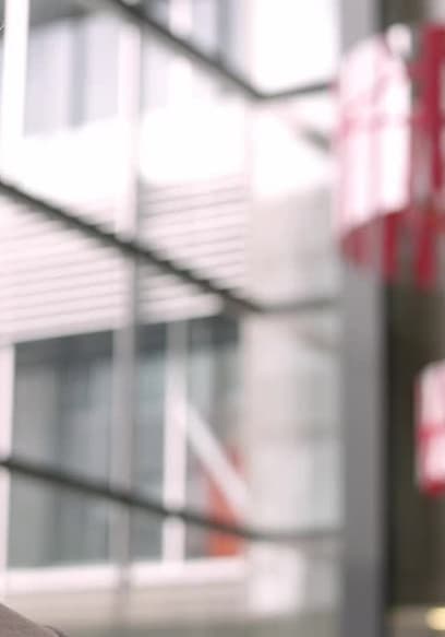 Watch The Almighty Johnsons S03:E09 - Mike in the Mirror - Free TV ...