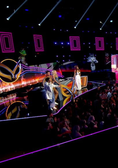 Watch The Masked Singer S10:E11 - Holiday Sing-Along - Free TV Shows | Tubi