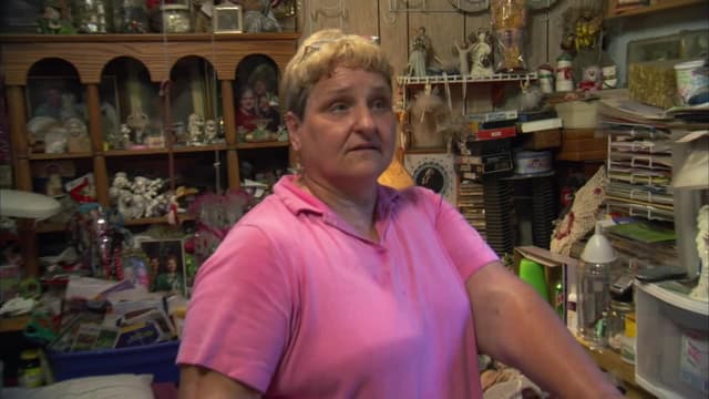 Watch Hoarding: Buried Alive S02:E09 - This Is Where You Sleep?? - Free ...