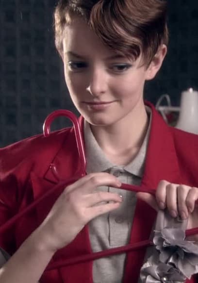 Watch Skins S05:E08 - Everyone - Free TV Shows | Tubi