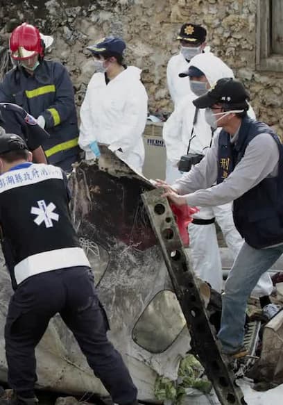 Watch Mayday: Air Disaster S18:E02 - Blown Away - Free TV Shows | Tubi