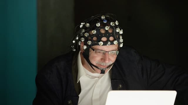 Watch Inside the Mind of a Con Artist - Free TV Shows | Tubi