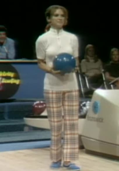 Watch Celebrity Bowling S01:E02 - Episode 2 - Free TV Shows | Tubi