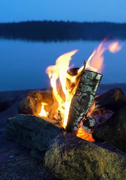 Watch Fireplace Lounge S03:E06 - Crackling Fireplace - Free TV Shows | Tubi