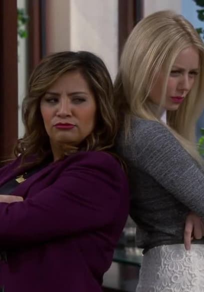 Watch Cristela S01:E07 - Enter Singing - Free TV Shows | Tubi