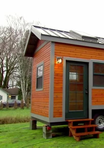 Watch Tiny House Hunters S03:E19 - Starting Over in a Tiny House - Free ...
