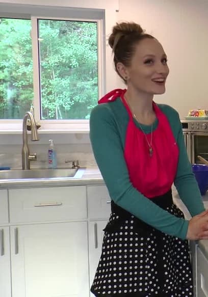 Watch The Berry Farm Chicken Cabin S01:E01 - Baking - Free TV Shows | Tubi