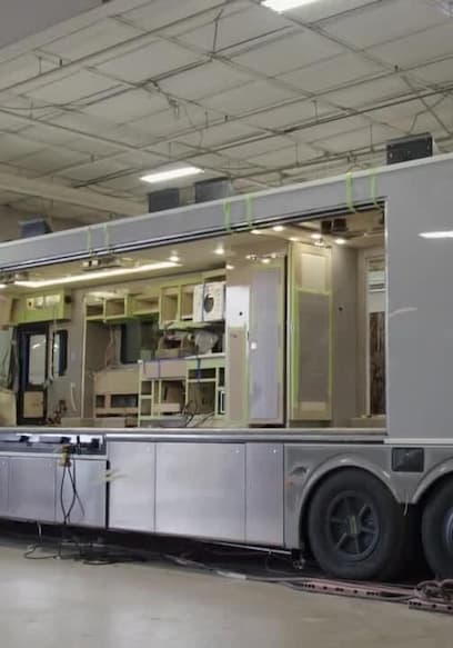 Watch Extreme RVs S05:E01 - Fit for a King - Free TV Shows | Tubi