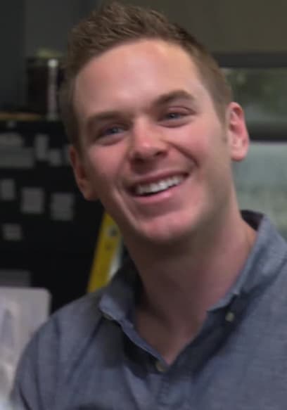 Watch Holmes & Holmes S01:E04 - Distractions and Disagreements - Free ...