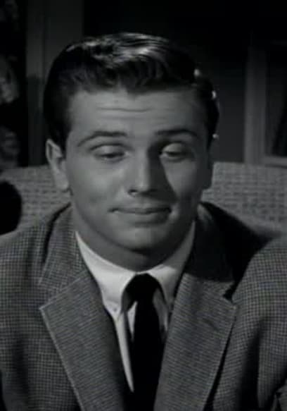 Watch Father Knows Best S05 E22 Crisis Over A Kiss Free Tv Shows Tubi